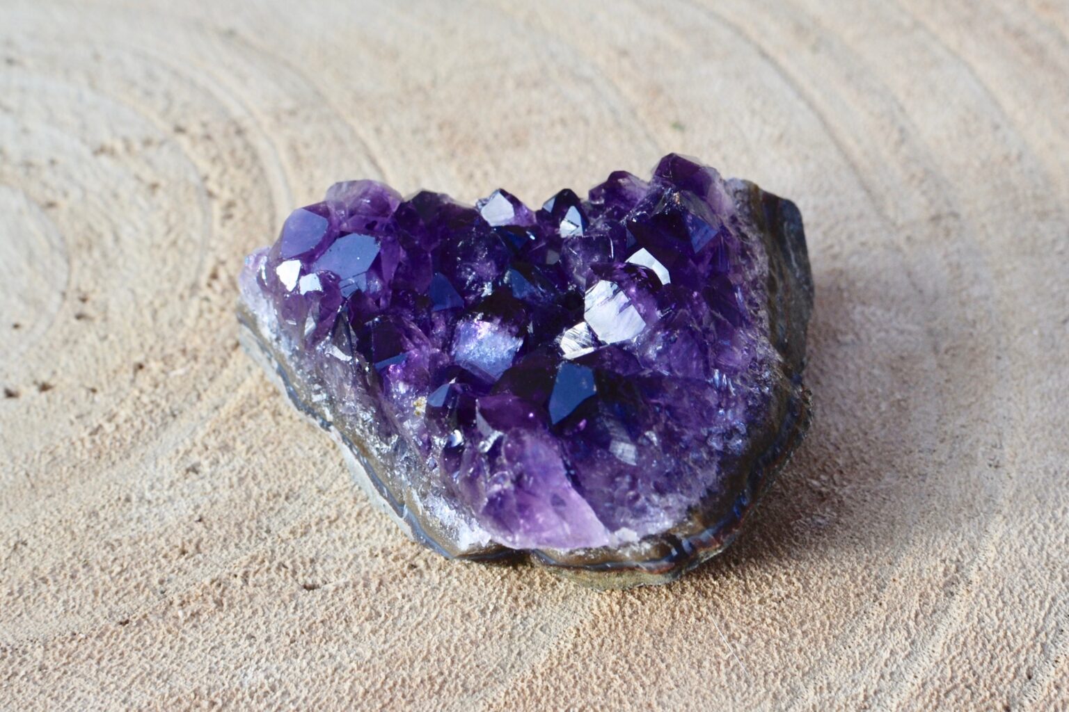 Ametyst - Læs om ametyst-krystallens betydning og egenskaber her