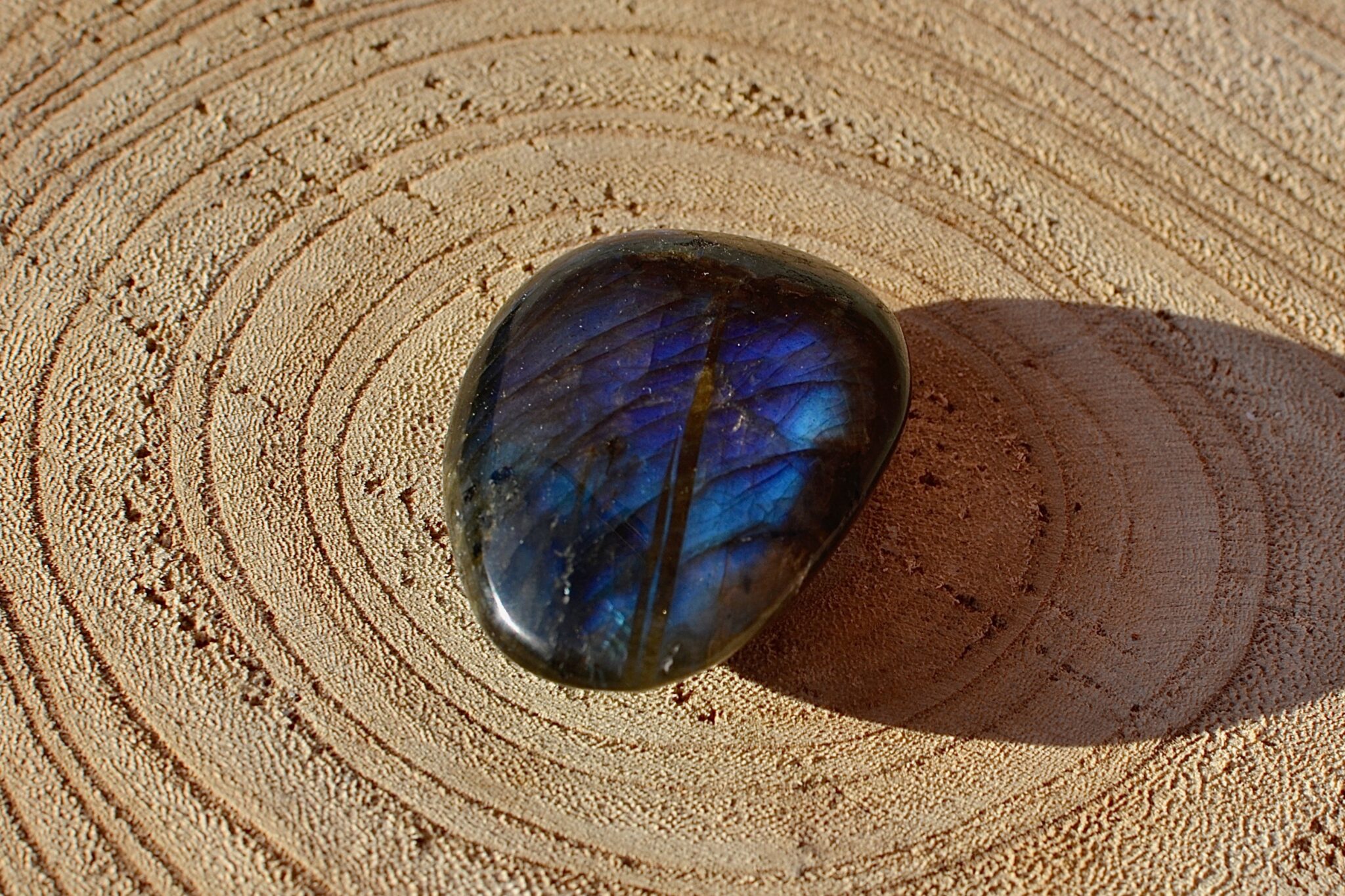 Labradorit - Læs om labradorit-krystallens egenskaber og betydning her