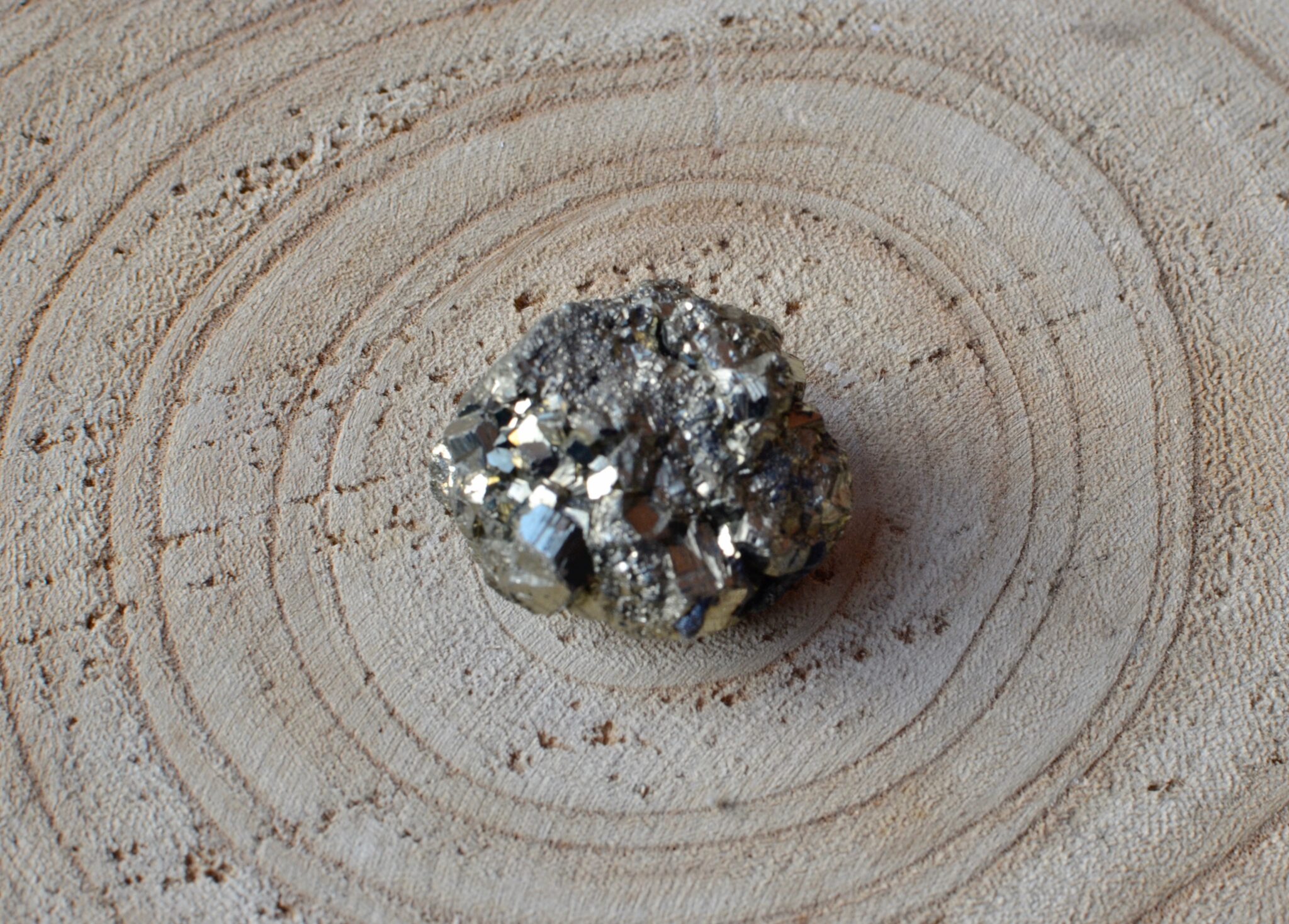 Pyrit - Læs om pyrit-krystallens egenskaber og betydning her