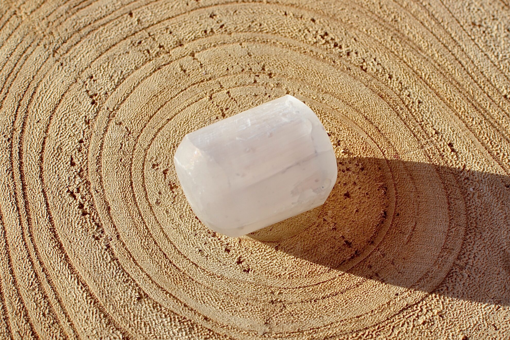 Selenit - Læs om selenit-krystallens egenskaber og betydning her